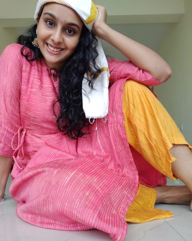 Janaki Omkumar Biography, Age, Family & Movies - MixIndia