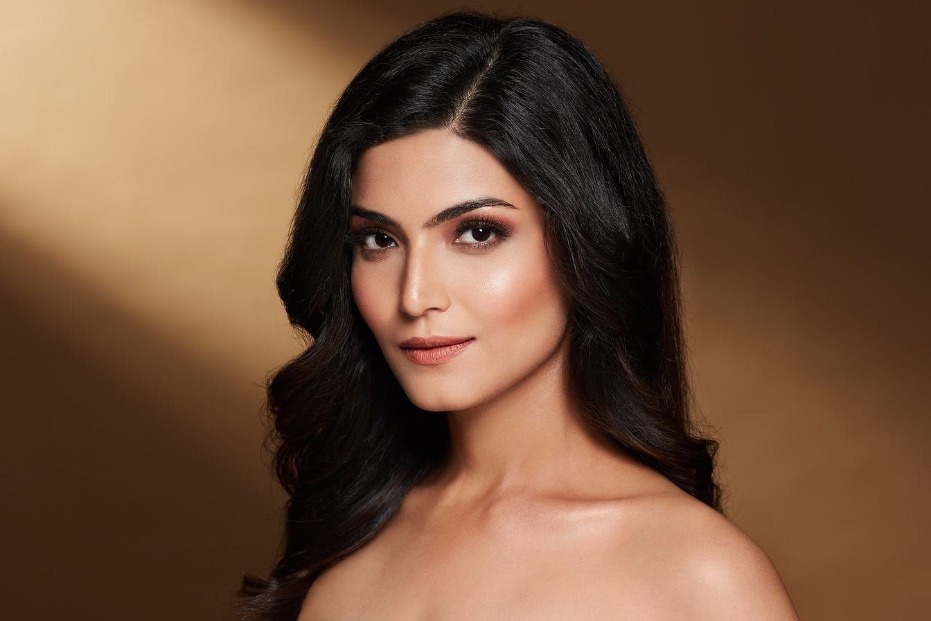 Farhat Firoza Biography, Age, Family & Movies - MixIndia