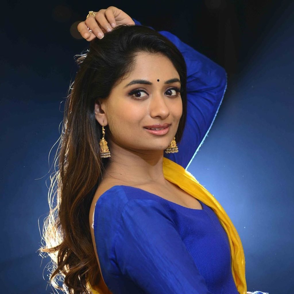 Sandhya Raju Biography, Age, Family & Movies - MixIndia