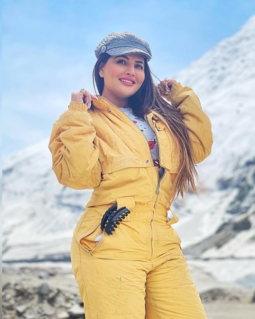 Khushi Gadhvi Biography, Age, Family & Movies - MixIndia