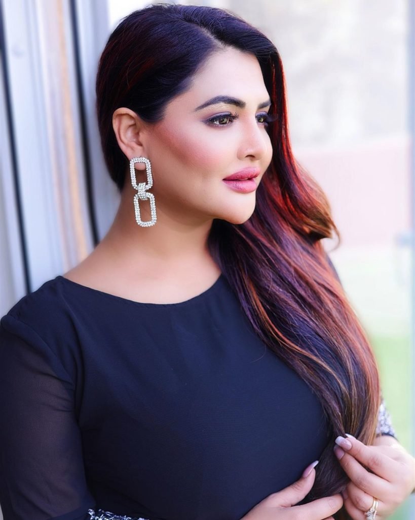 Khushi Gadhvi Biography, Age, Family & Movies - MixIndia