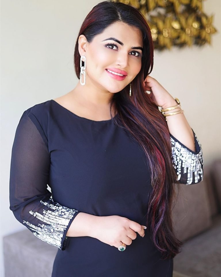 Khushi Gadhvi Biography, Age, Family & Movies - MixIndia