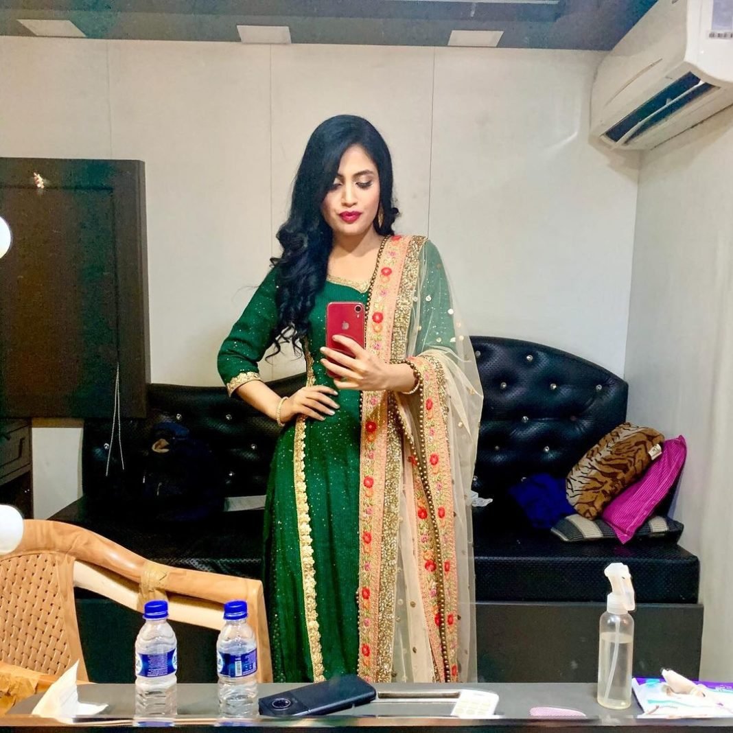 Manvi Chugh Biography, Age, Family & Movies - MixIndia