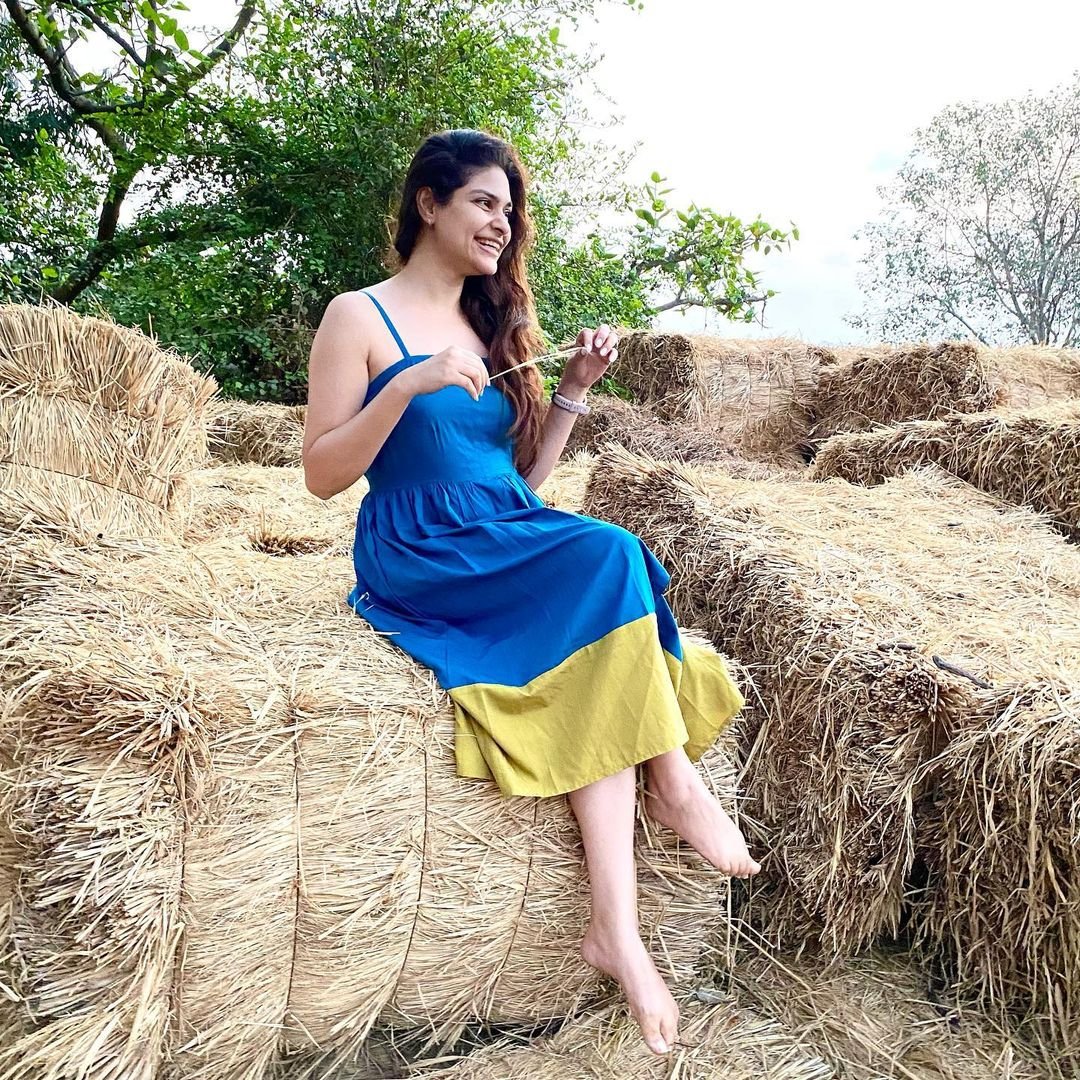 Neha Kaul Photos (8) - MixIndia