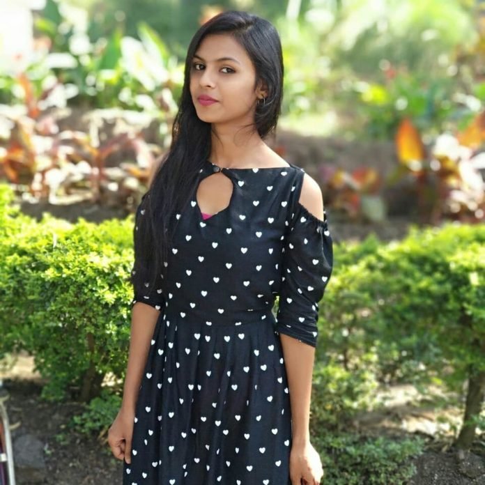 Arohi Barde (Ullu) Biography, Age, Family & Movies - MixIndia