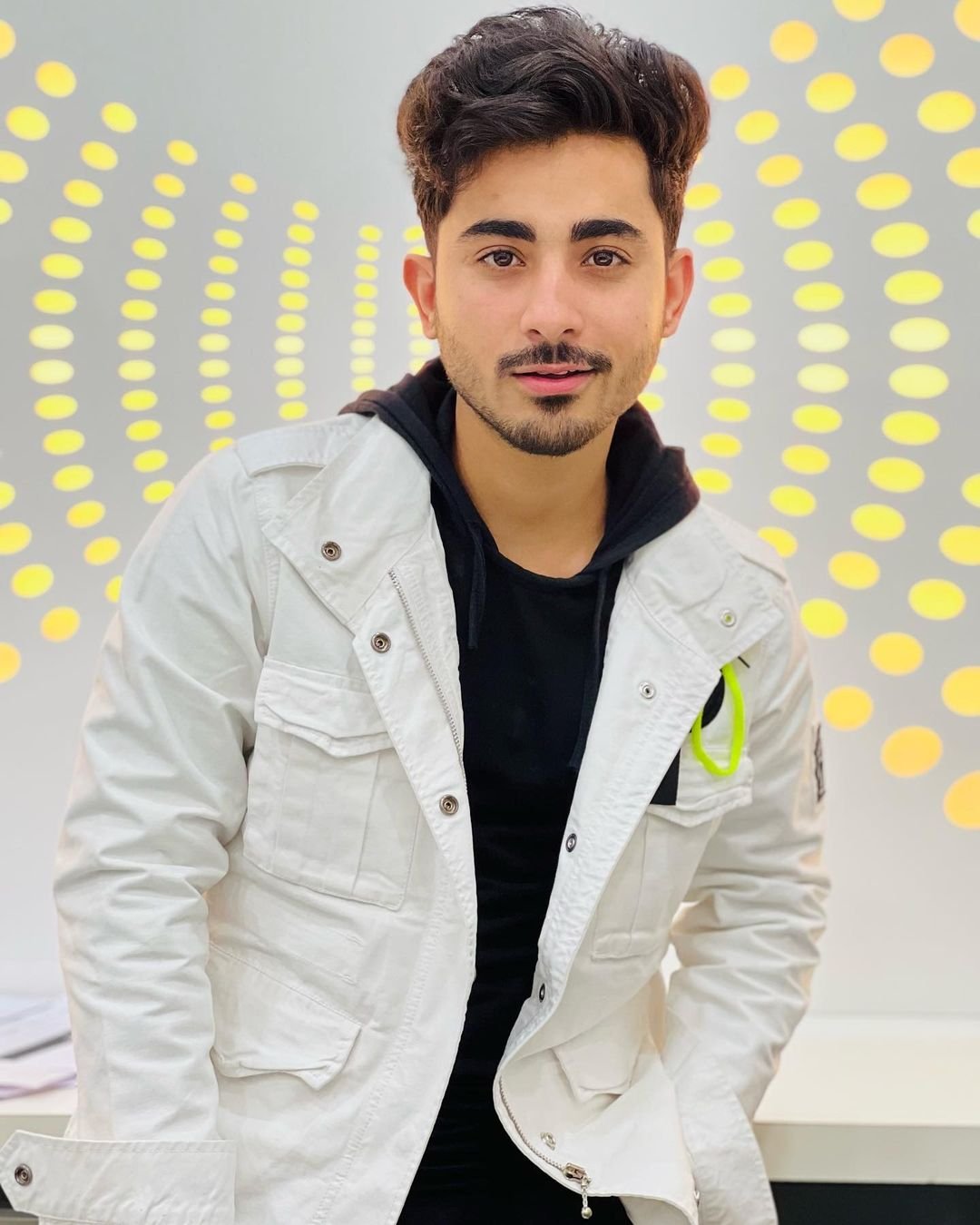 Chetan Monga Biography, Age, Family & Movies - MixIndia