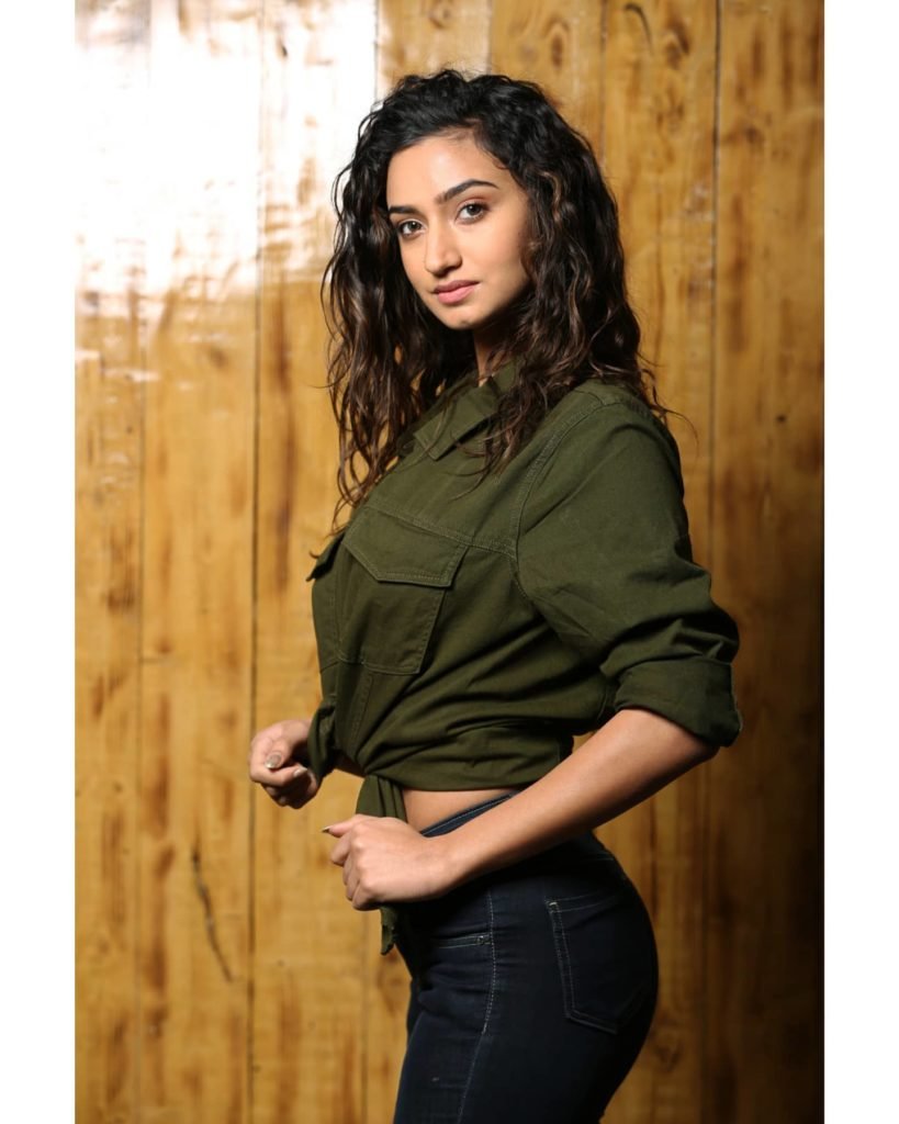 Elisha Mayor Biography, Age, Family & Movies - MixIndia