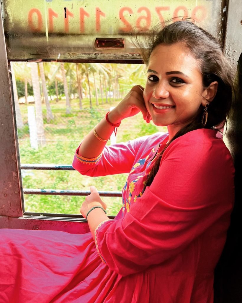 Manimegalai Biography, Age, Family & Movies - MixIndia