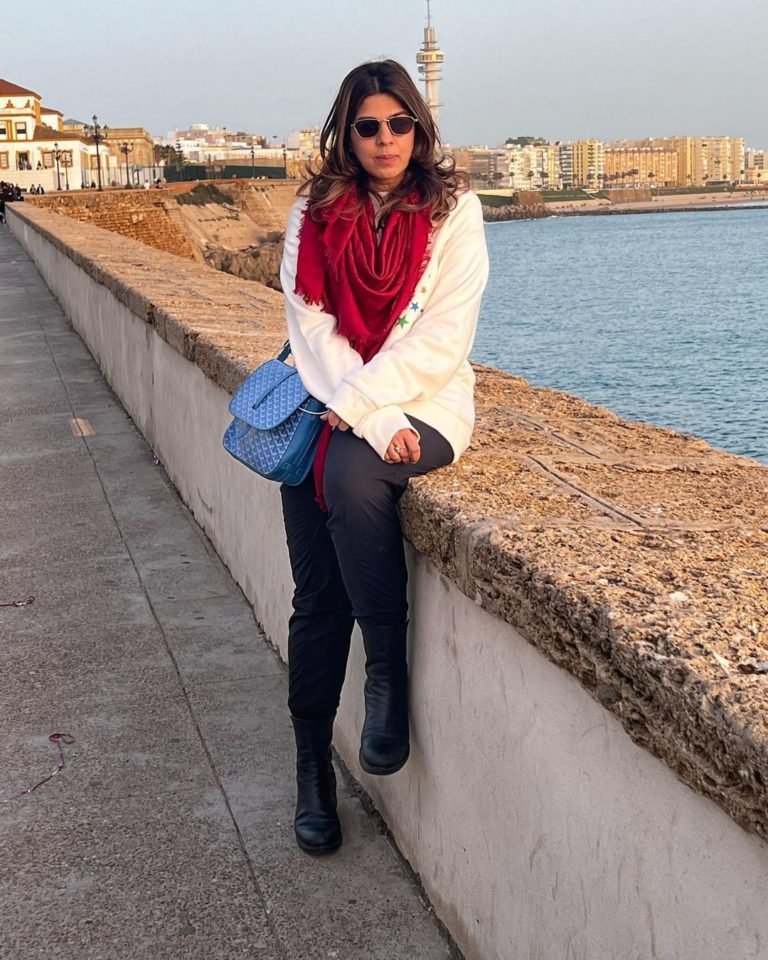 Pooja Dadlani Biography, Age, Family & Movies - MixIndia