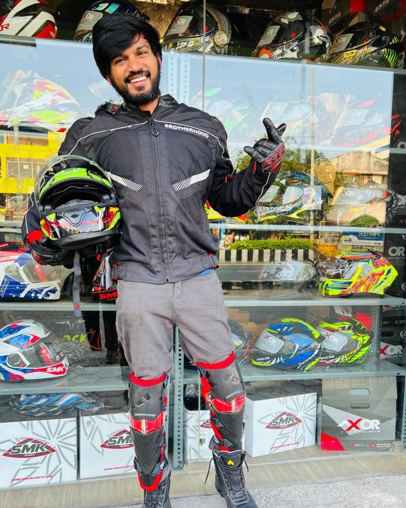 Rakshan Biography, Age, Family & Movies - MixIndia