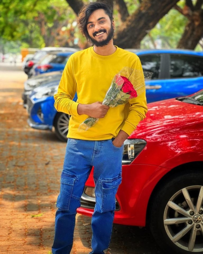Salih KT (Unboxing Dude) Biography, Age, Family & Movies - MixIndia