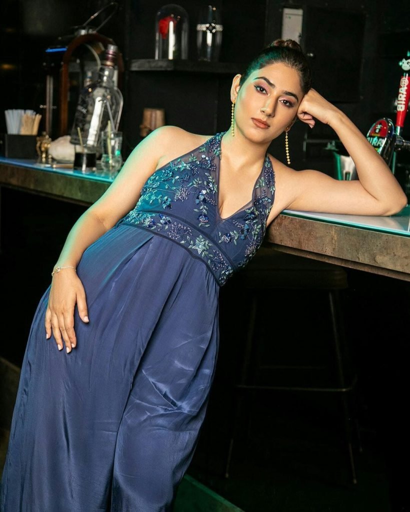 Disha Parmar Biography, Age, Family & Movies - MixIndia