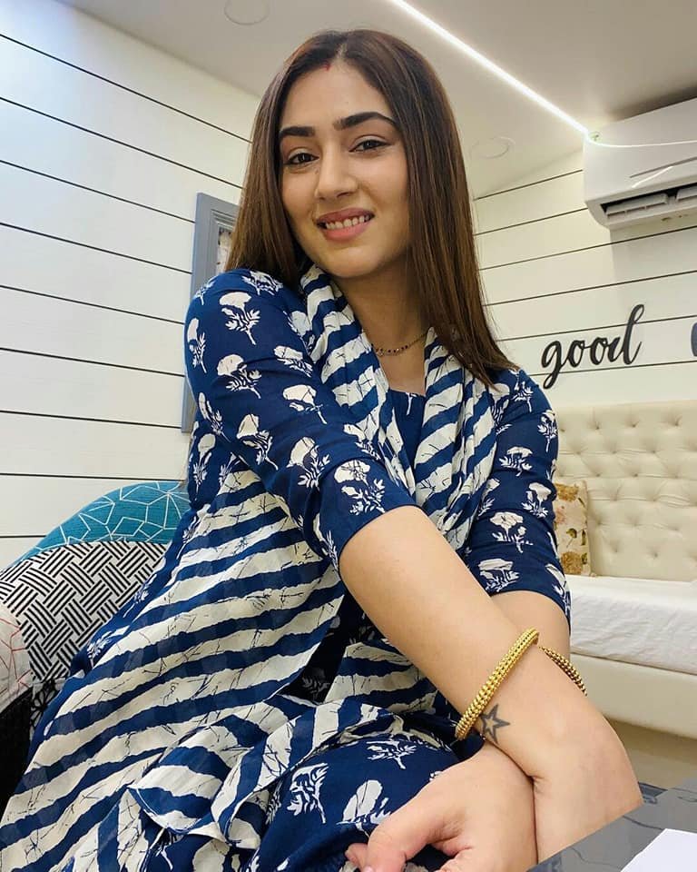 Disha Parmar Biography, Age, Family & Movies - MixIndia