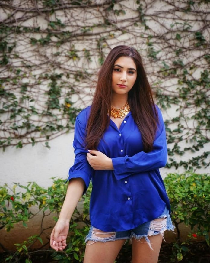 Disha Parmar Biography, Age, Family & Movies - MixIndia