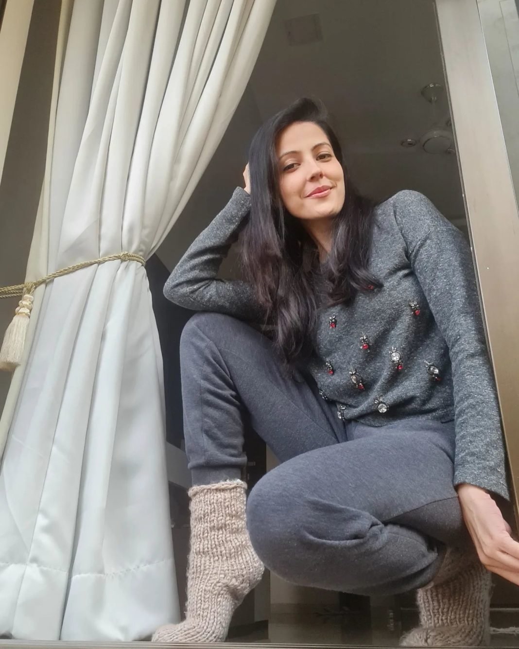 Poppy Jabbal Biography, Age, Family & Movies - MixIndia