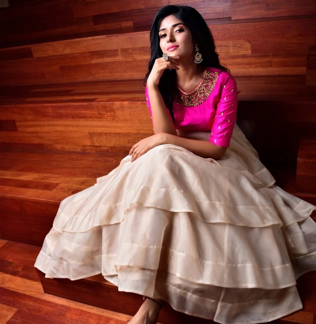 Shali Nivekas Biography, Age, Family & Movies - MixIndia