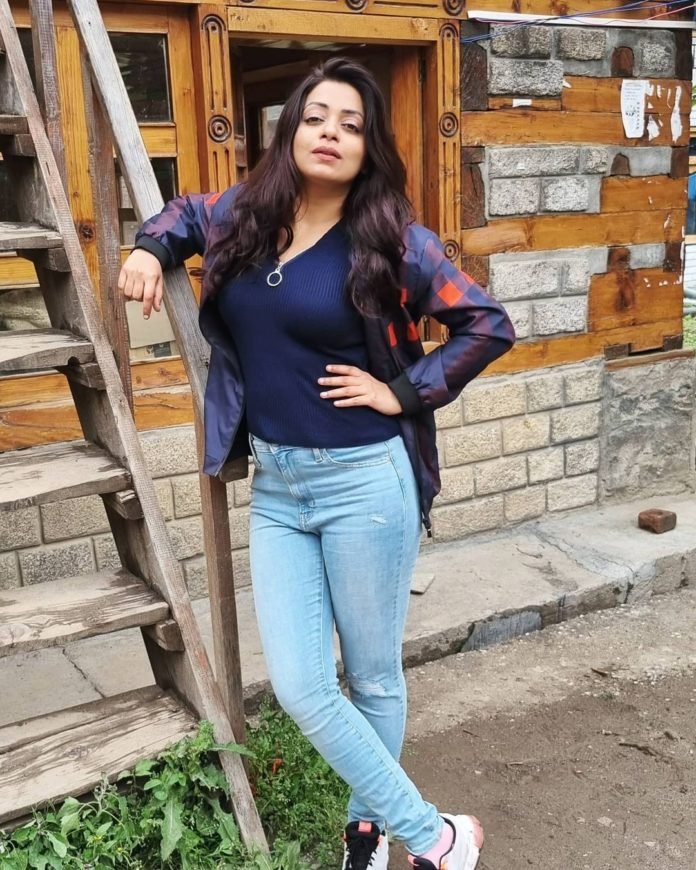 Swati Aggarwal Biography, Age, Family & Movies - MixIndia