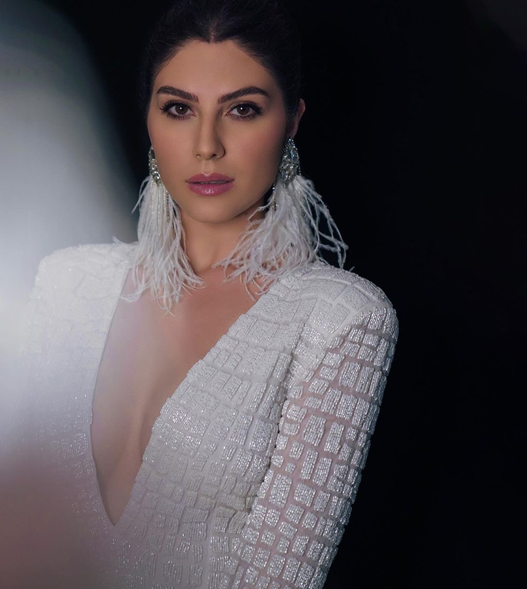 Elnaaz Norouzi Biography, Age, Family & Movies - MixIndia