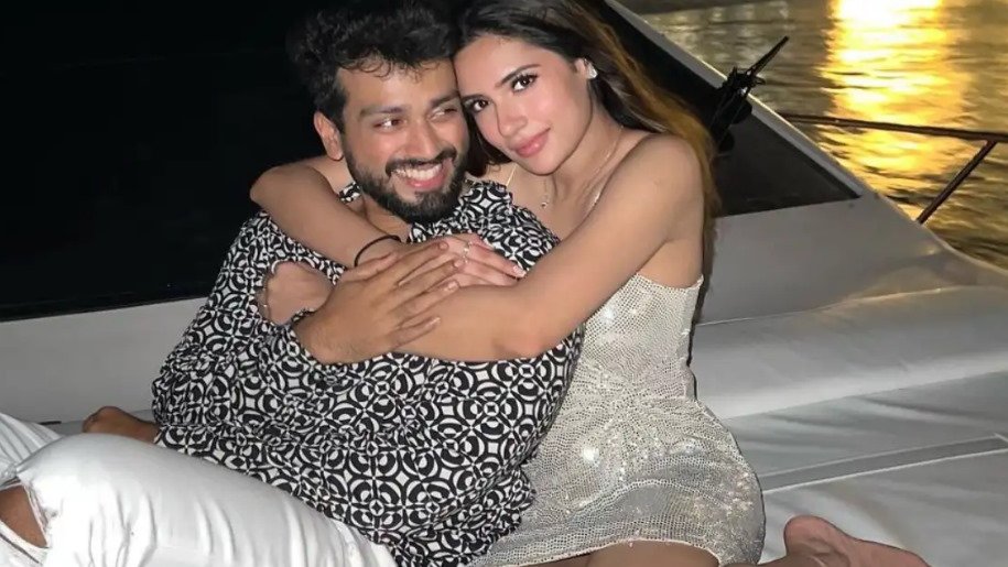 Kalidas Jayaram drops lovely pic with his rumoured girlfriend from ...