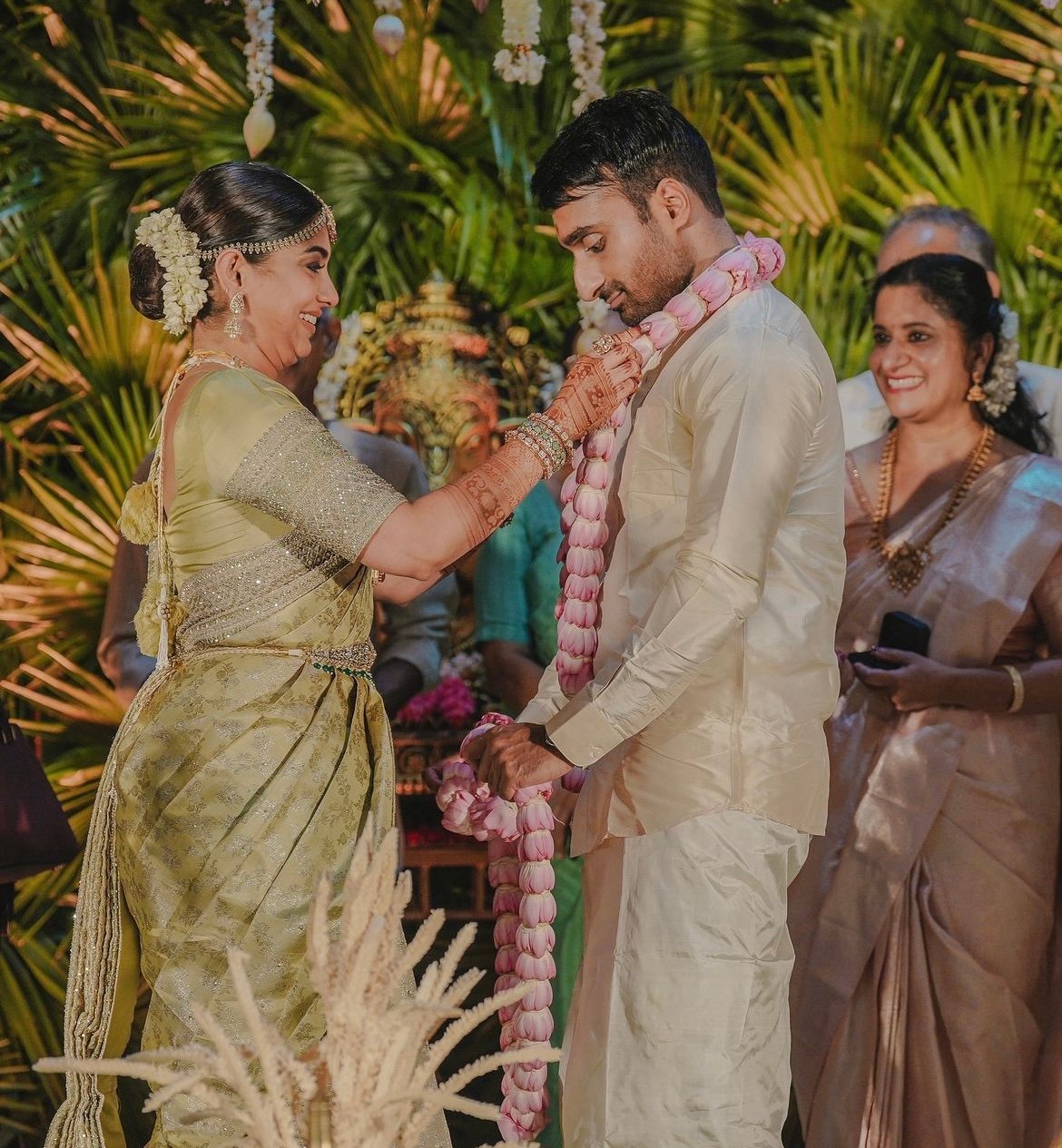 Meera's wedding photo went viral - MixIndia